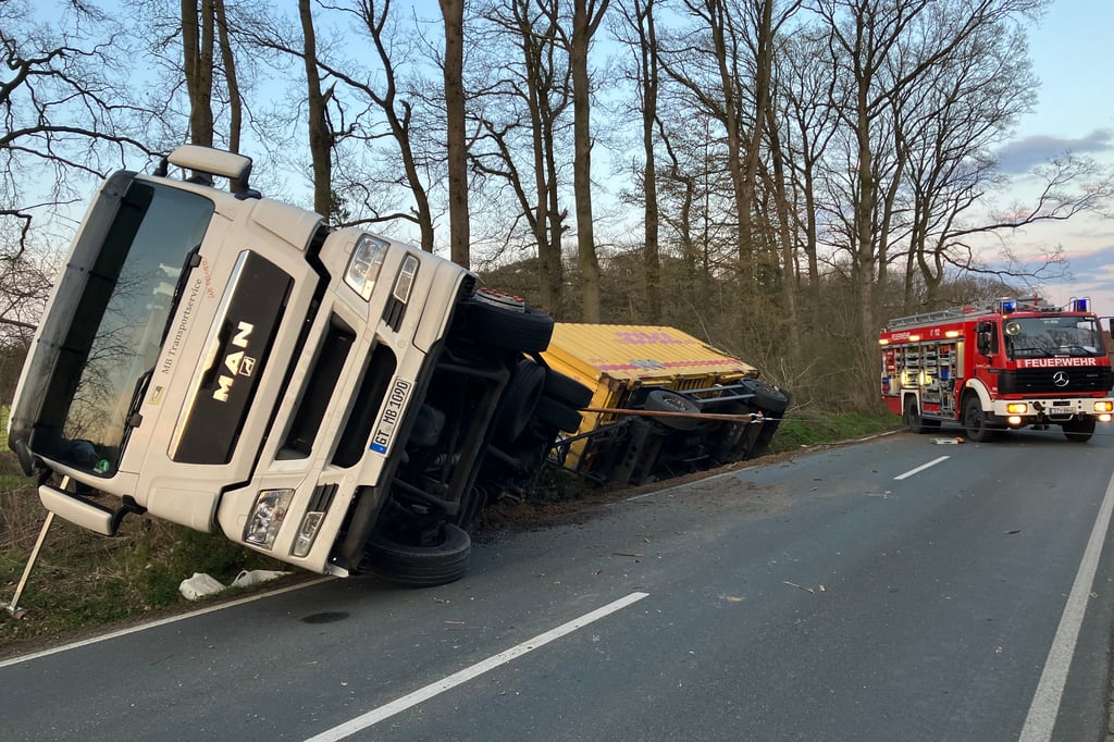 Lkw kippt in den Graben