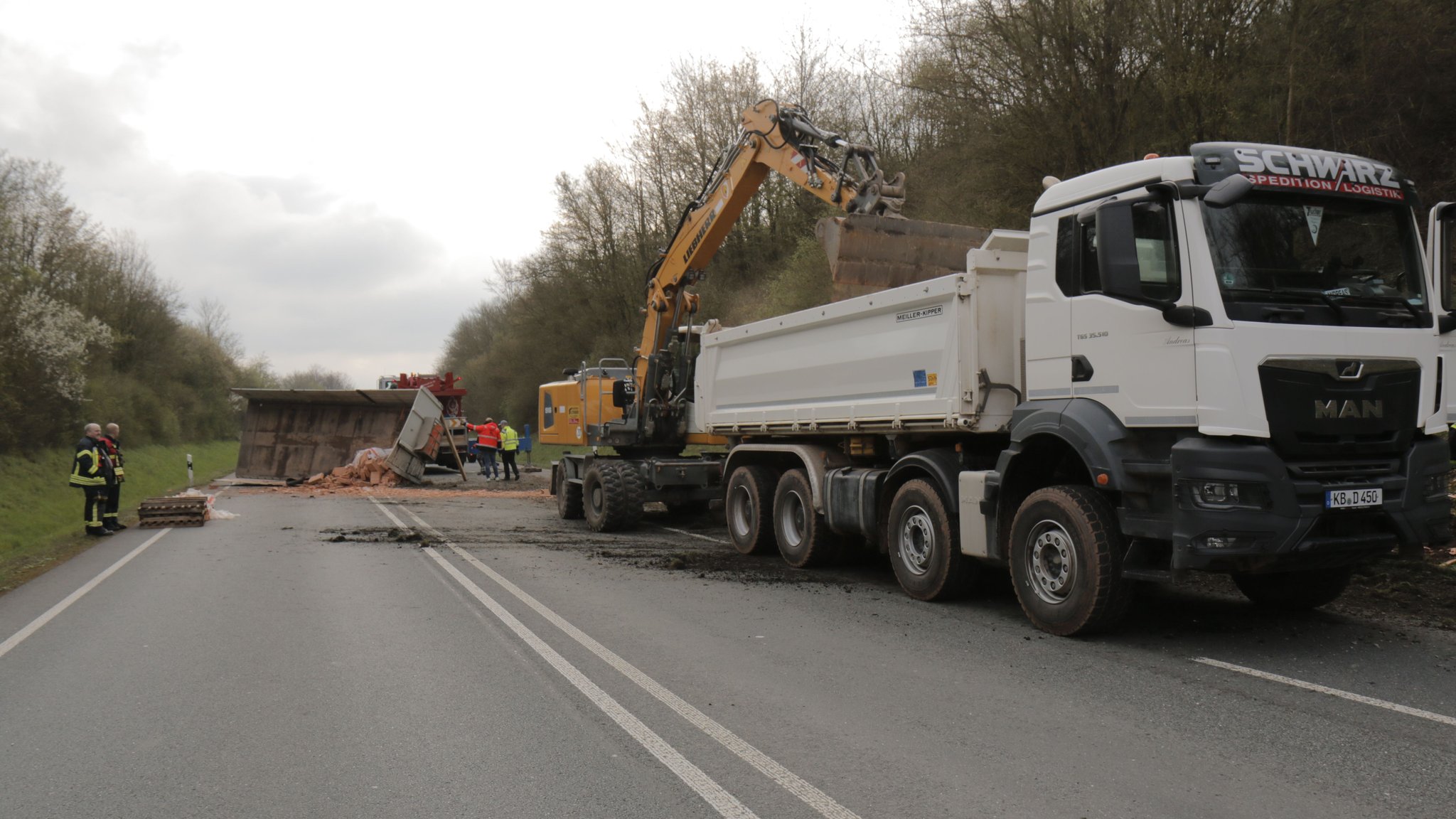 Brakel: Umgekippter Lkw-Anhänger sorgt für Vollsperrung der B64