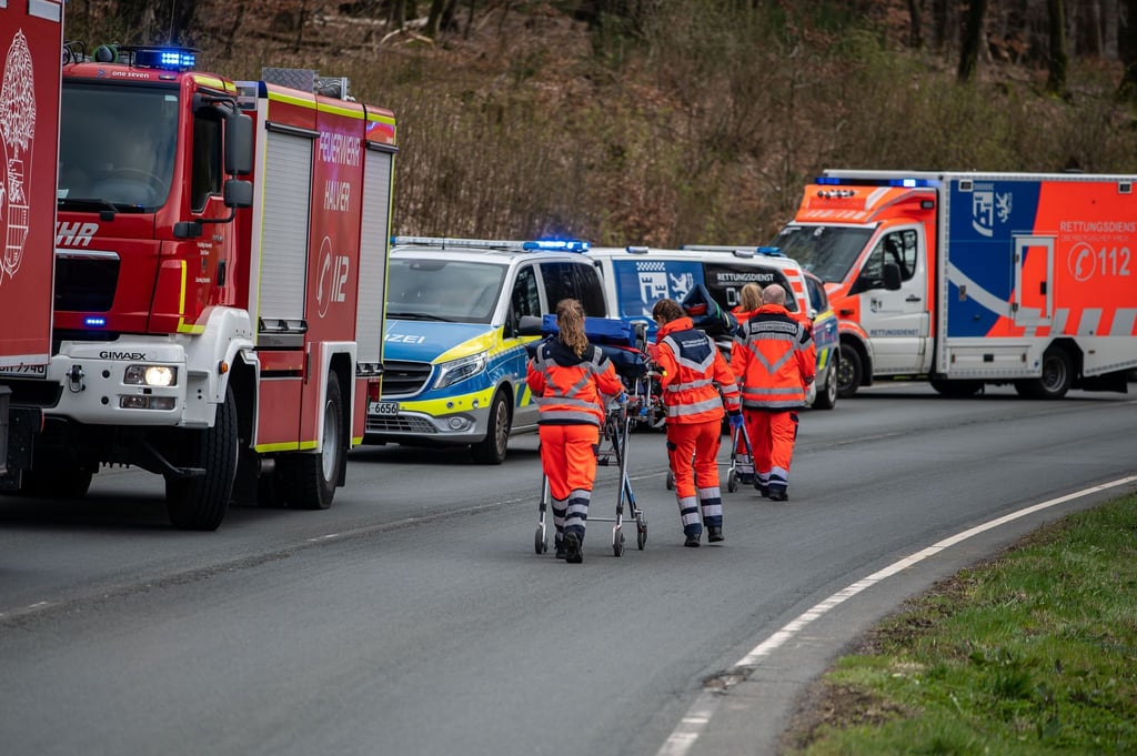 Toter und mehrere Verletzte bei Unfall mit Sattelschlepper