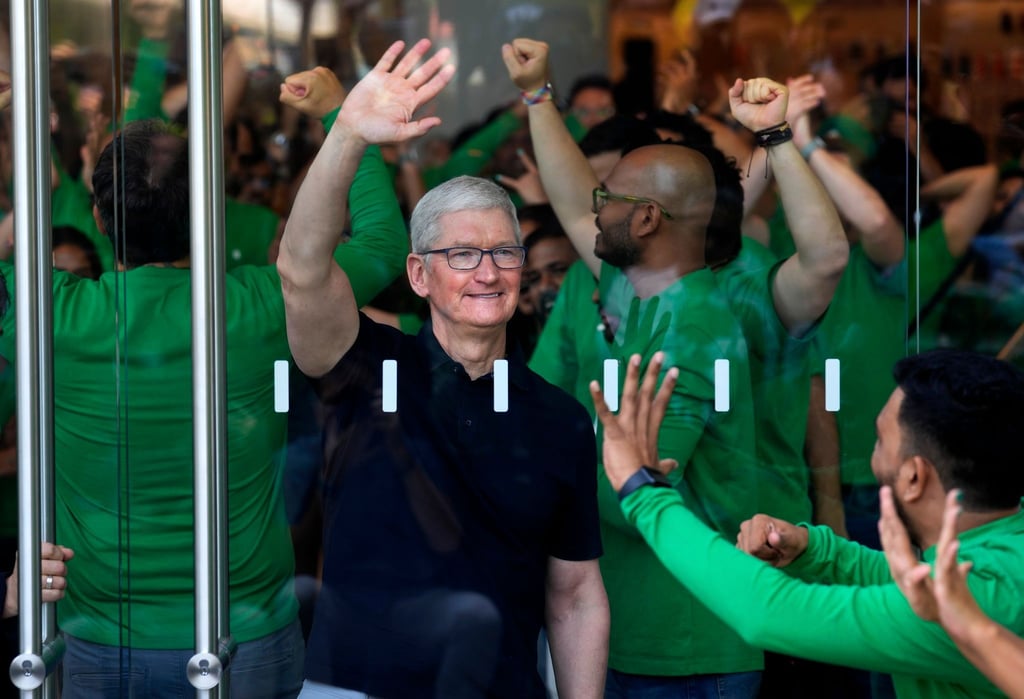 Apple-Chef Tim Cook eröffnet ersten Apple-Store in Indien