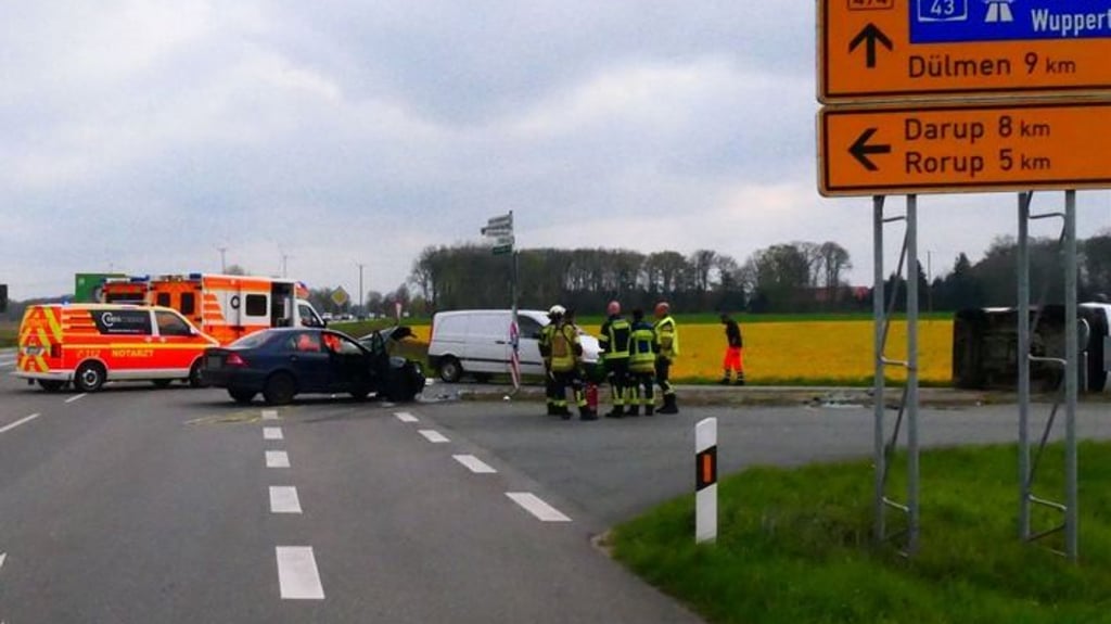 Drei Verletzte nach Fahrzeuge-Kollision auf B474