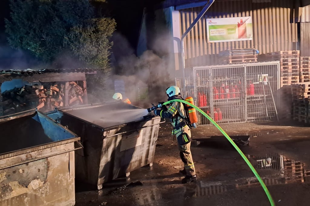 Feuerwehr löscht brennende Container und Holzlager in Milte