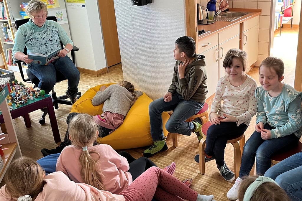 Kinder lauschen in Schlangen gespannt Geschichten aus 18 Büchern