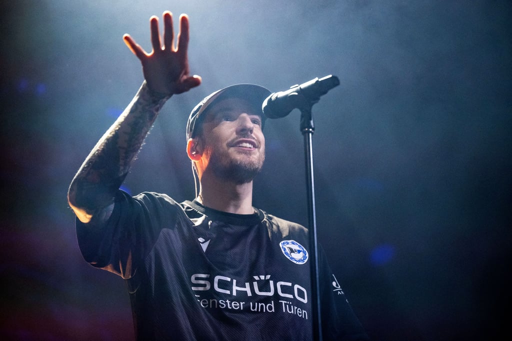 Casper mit Überraschungsbesuch bei Paula Hartmann im Lokschuppen