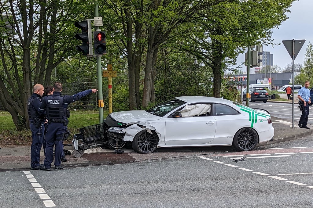 Crash auf Kreuzung: Zwei Verletzte bei Unfall in Bielefeld