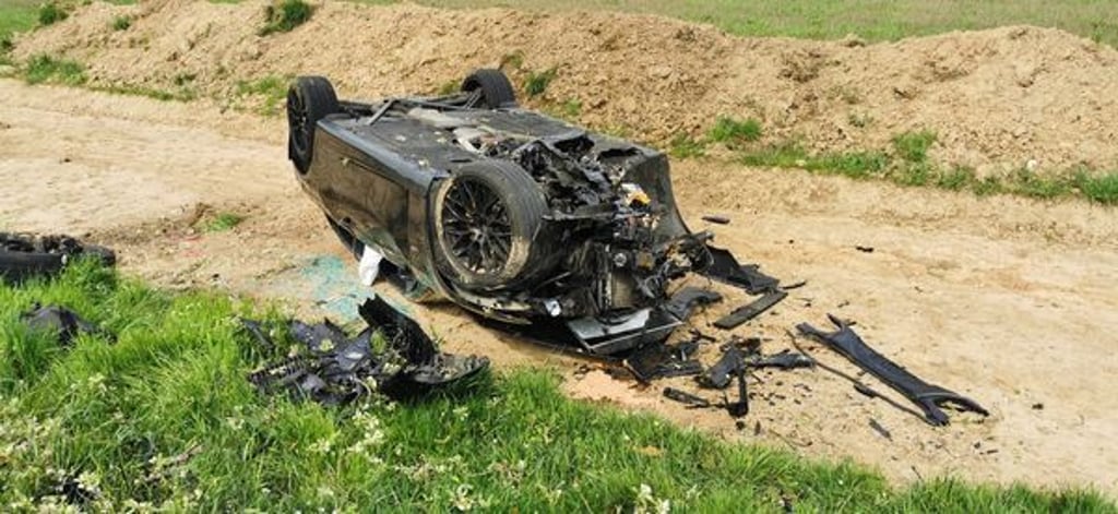 Autofahrer überschlägt sich auf B64 bei Buke