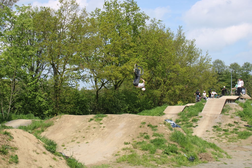 Gekonnte Drehungen und Rückwärtssaltos