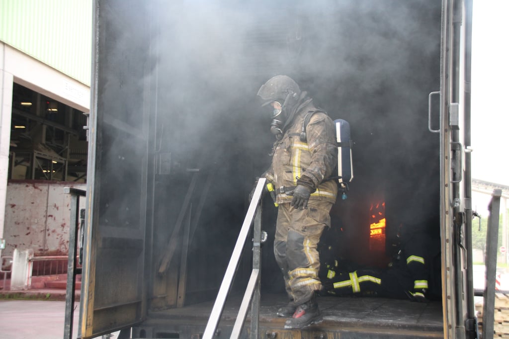 Simulation eines Zimmerbrands: Große Übung bei Dyckerhoff