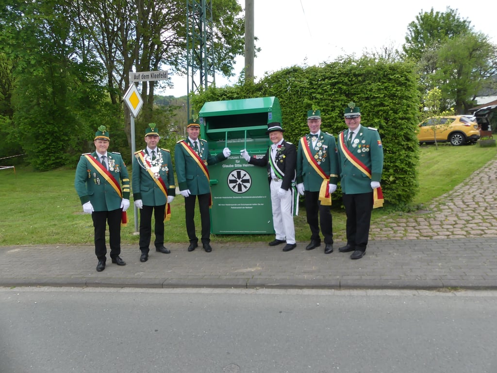 Schützen in Lichtenau-Grundsteinheim stellen Altkleidercontainer auf