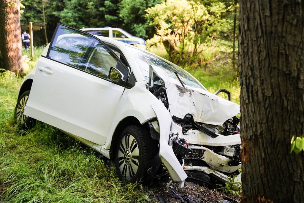 58-Jähriger prallt mit Auto gegen Baum und stirbt