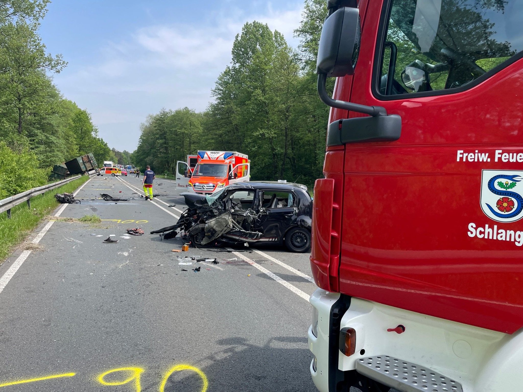 Schlangen/Bad Lippspringe: B1 nach schwerem Unfall voll gesperrt