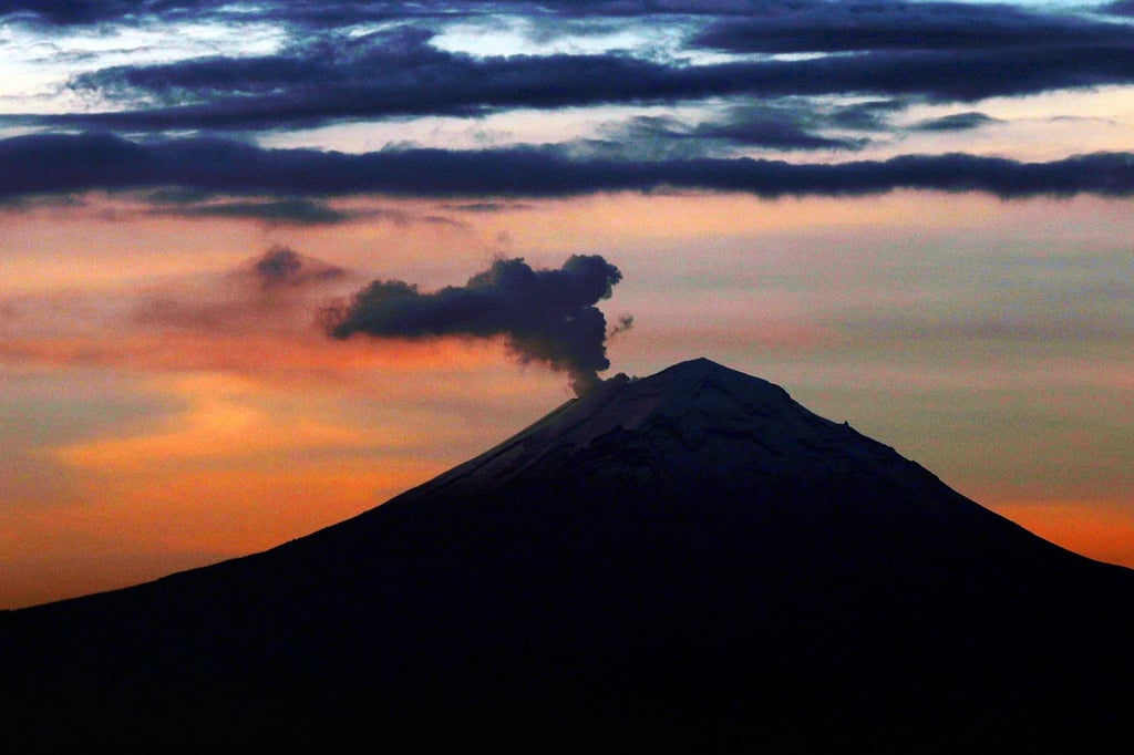 Ascheregen am Vulkan Popocatépetl in Mexiko