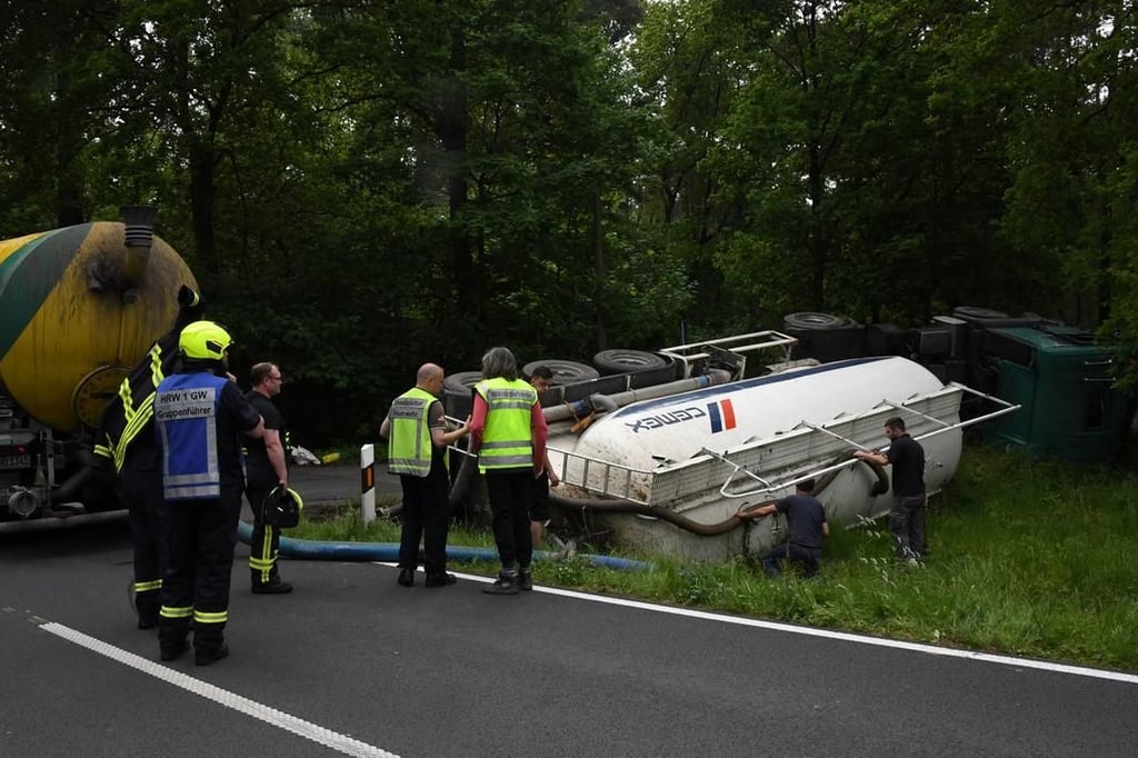 Gülle-Sattelzug kippt in Harsewinkel auf die Seite