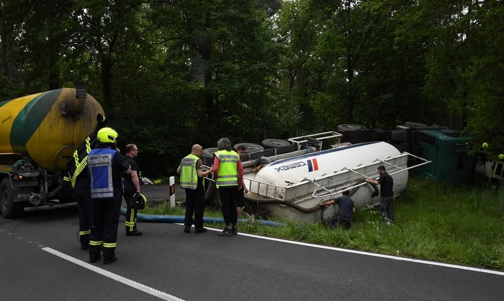 Gülle-Sattelzug kippt in Harsewinkel auf die Seite