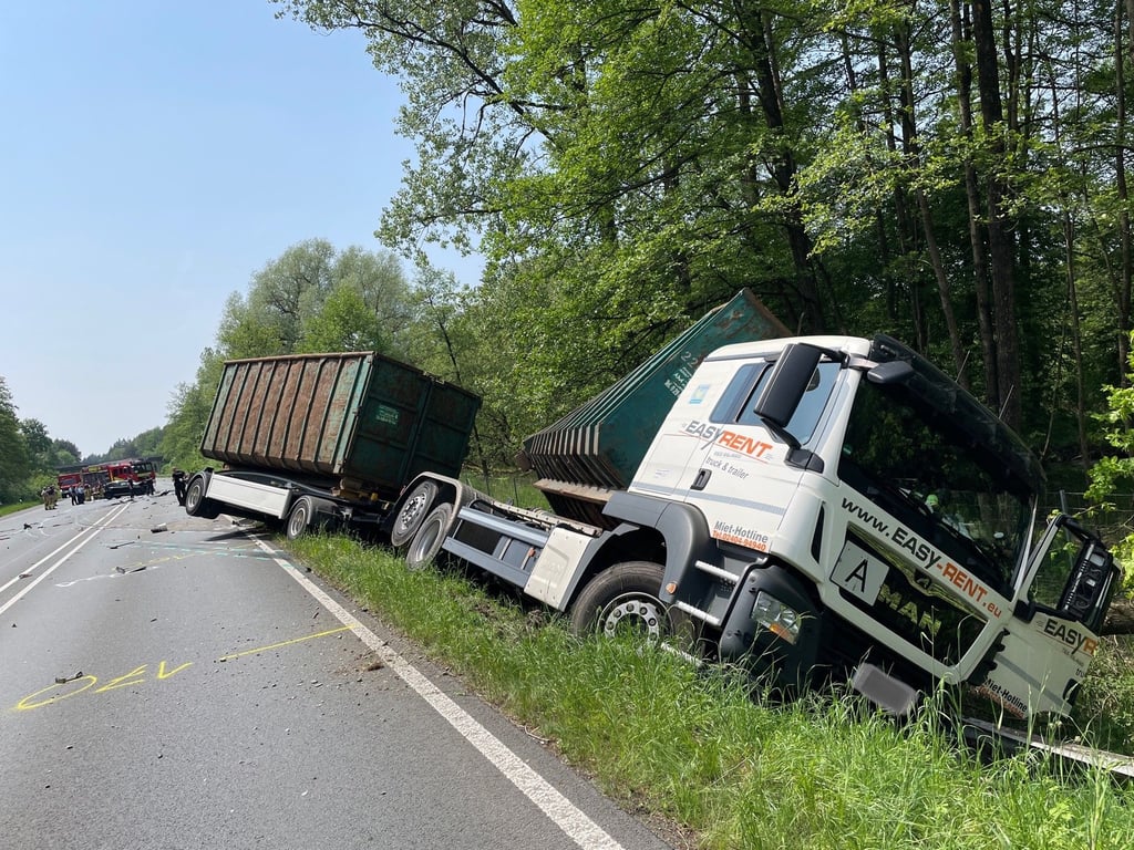 Schlangen/Bad Lippspringe: B1 nach schwerem Unfall voll gesperrt