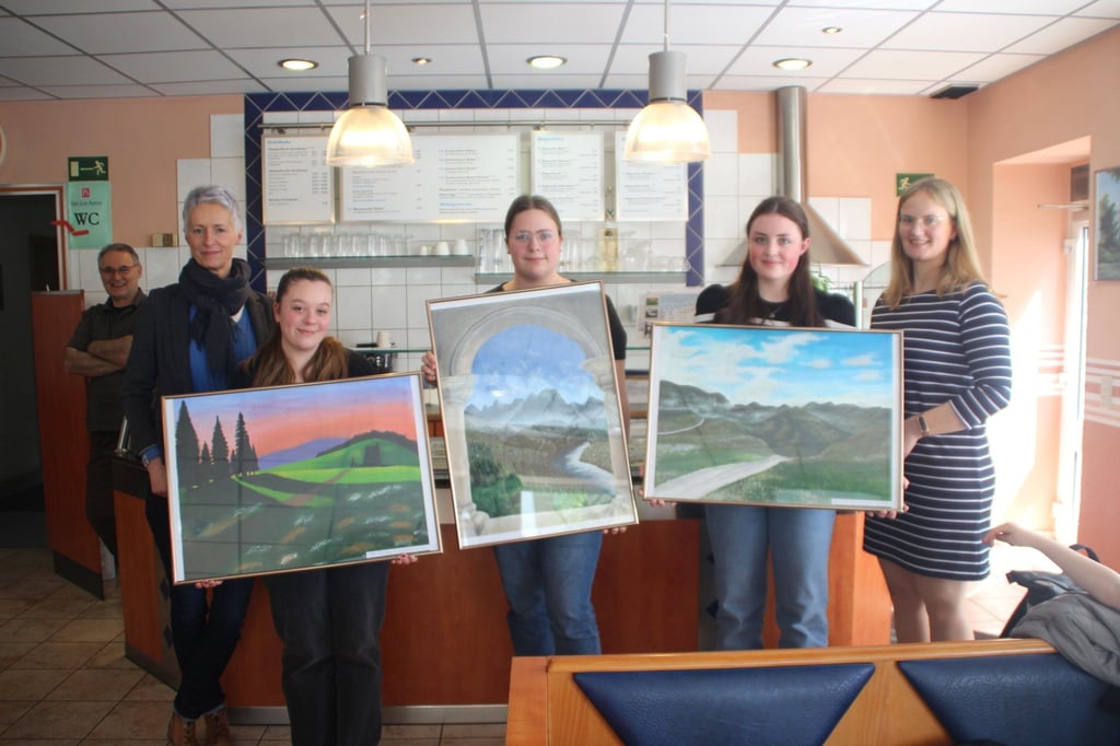Mauritius-Schüler zeigen Landschaftsbilder in Pizzeria in Büren