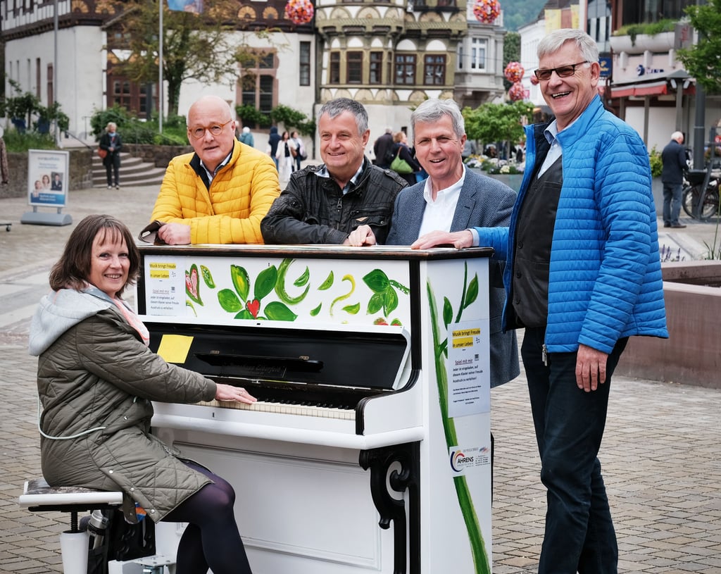 „Spiel mit mir“: In der Innenstadt von Höxter steht ein Klavier