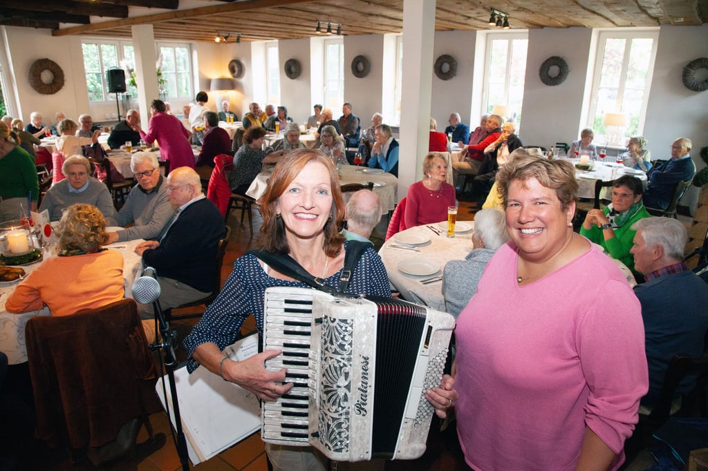Reibeplätzchen bei buntem Programm