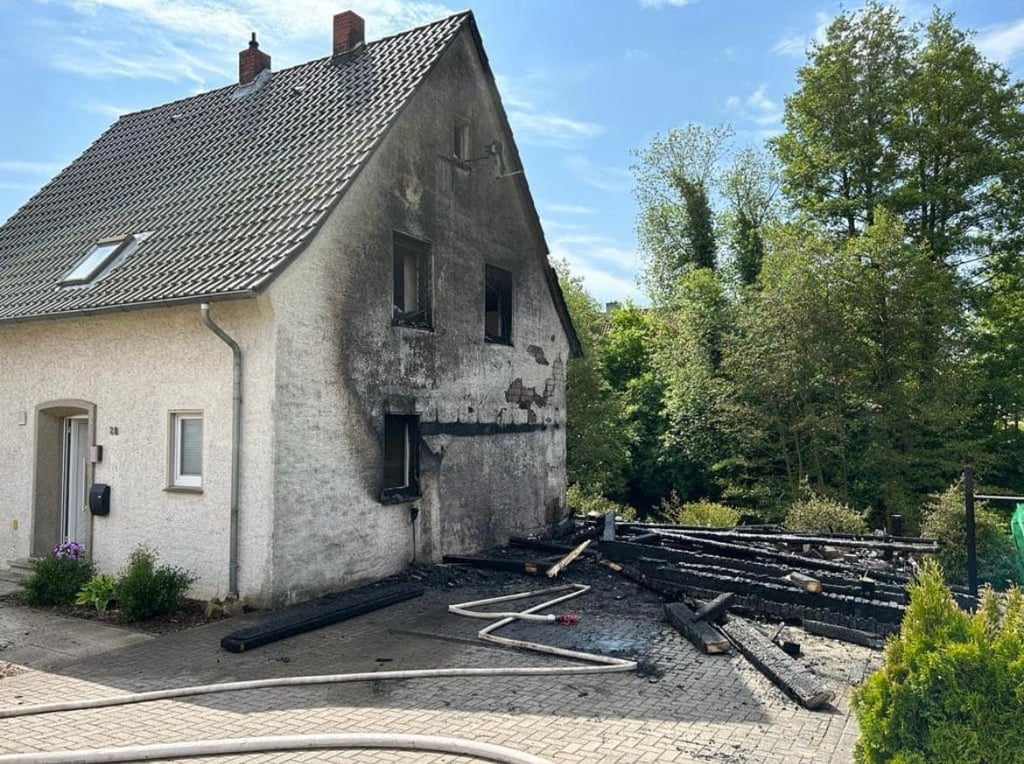 Hüllhorst: Carport steht in Flammen – Wohnhaus teils unbewohnbar