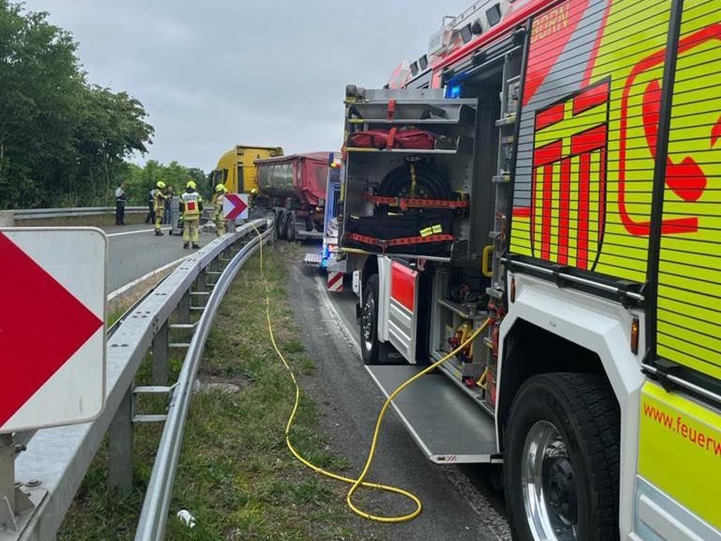 B64 nach Lkw-Unfall bei Paderborn stundenlang gesperrt