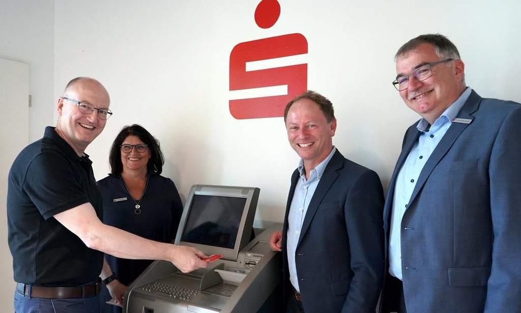 Sparkasse stellt Terminal im Sürenheider Elli-Markt auf