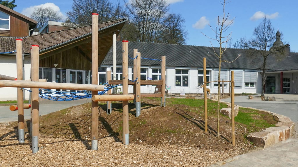 Neuer Schulhof in der Grundschule St. Walburga Neuenheerse
