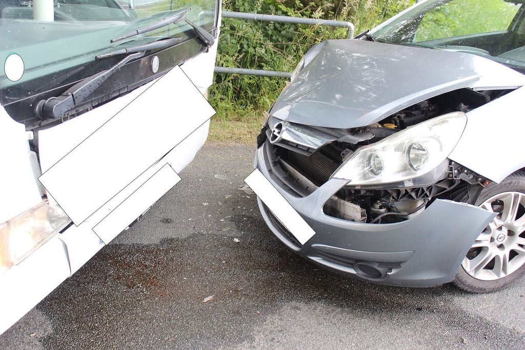 Vier Verletzte bei Unfall mit Bus