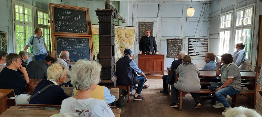 Platz nehmen in der alten Ringeler Schule