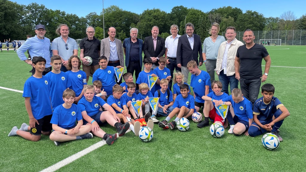 Kunstrasenplatz in Sprakel offiziell übergeben