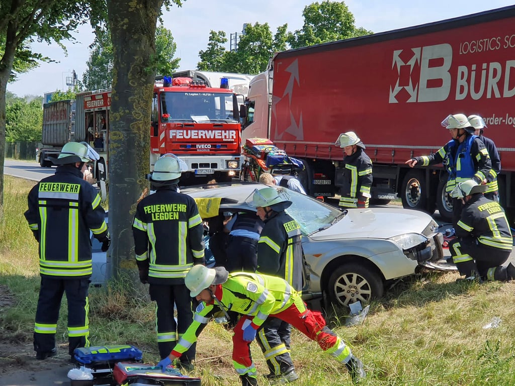 Eine Person im Auto eingeklemmt