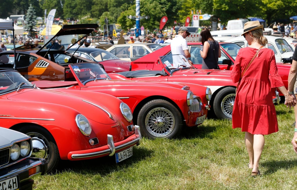 Oldtimer-Parade vor Schloss Maxlrain