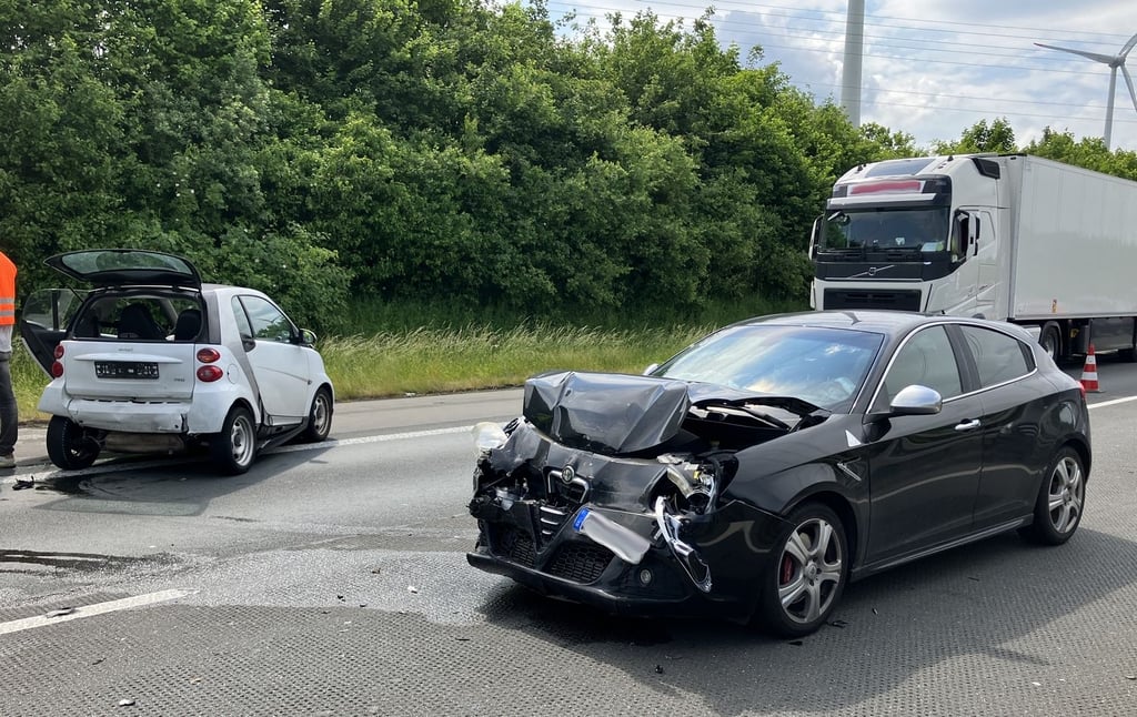 Bad Wünnenberg: Langer Stau nach schwerem Unfall auf A44