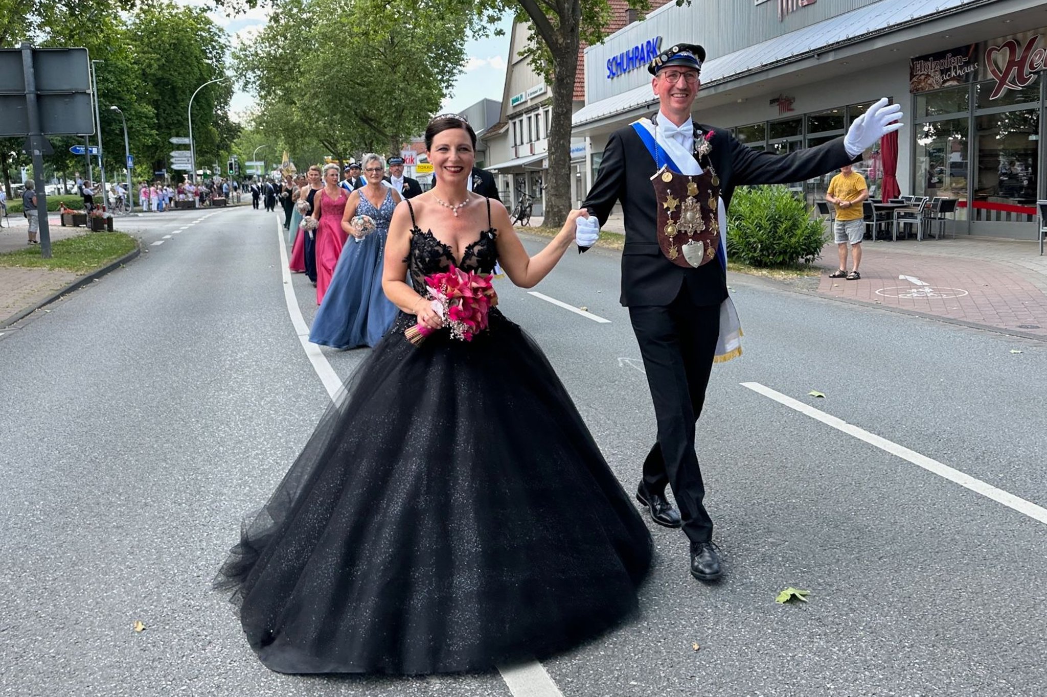 Schützenfest Warburg: Umzug -Charmantes Königspaar erobert die Herzen