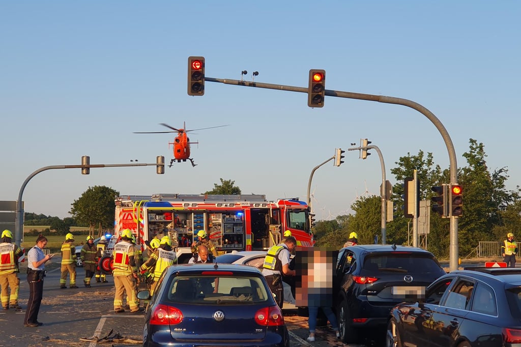 Paderborn: sechs Verletzte bei schwerem Verkehrsunfall