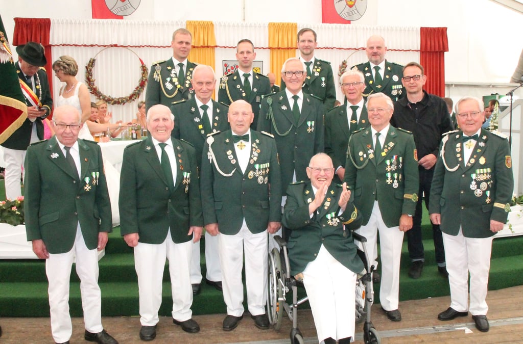 Schützen in Delbrück-Westenholz belohnen langjährige Treue