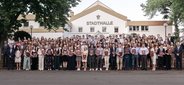 Das Gymnasium Brede in Brakel verlassen 118 Abiturienten