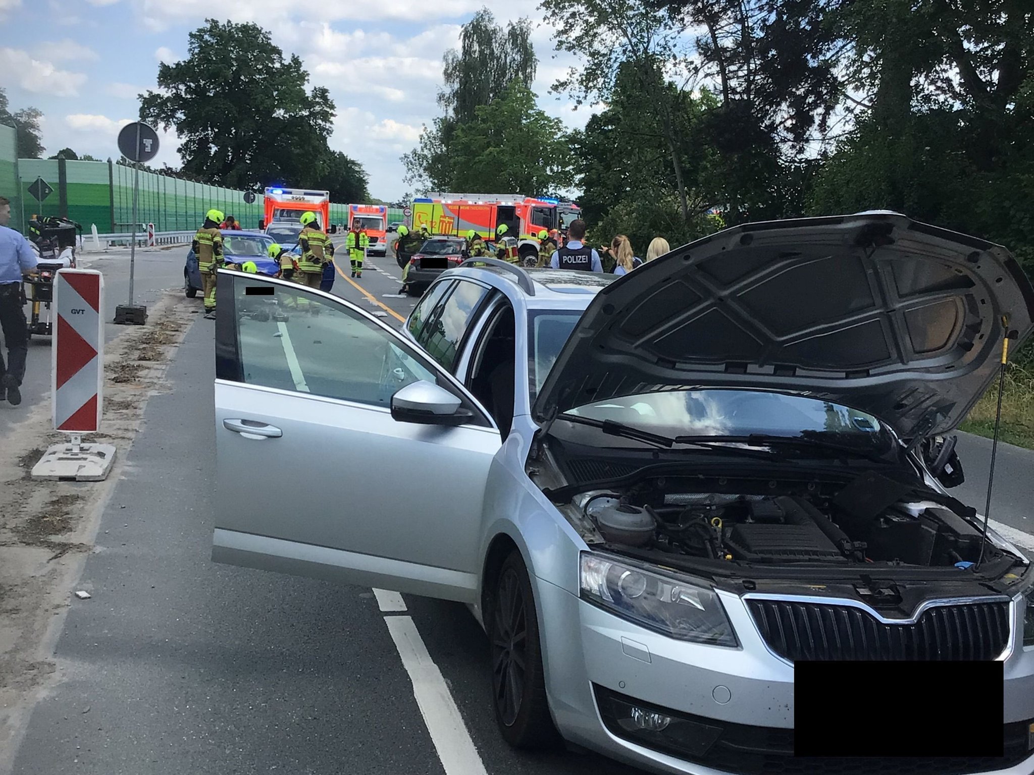 Unfall auf B64 in Paderborn mit vier Verletzten, darunter ein Kleinkind