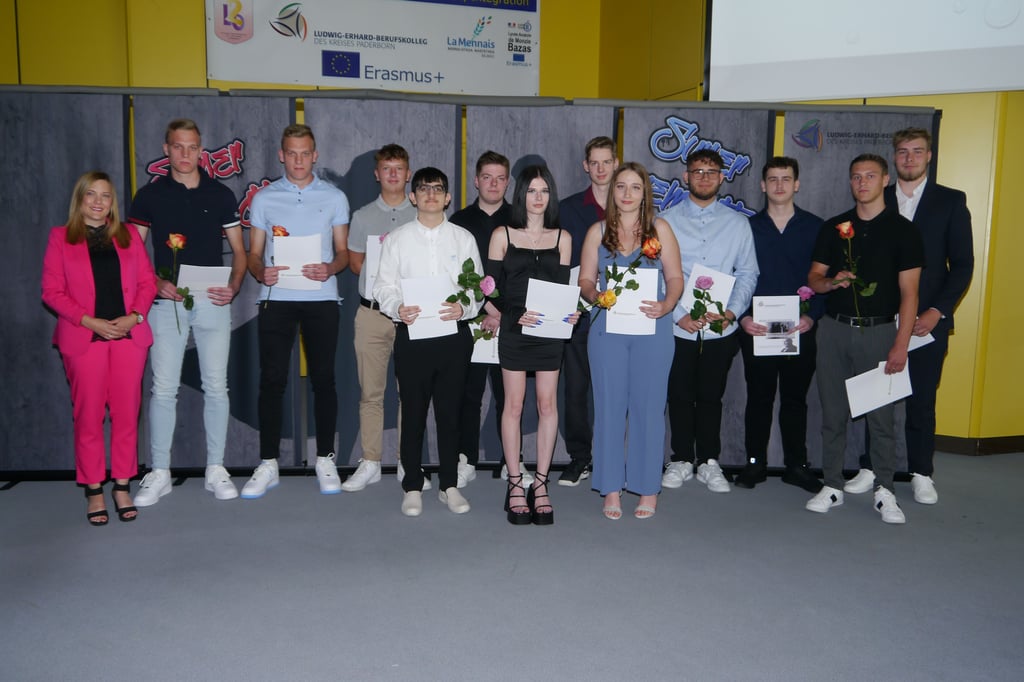 Ludwig-Erhard-Berufskolleg verabschiedet Absolventen in Paderborn und Büren