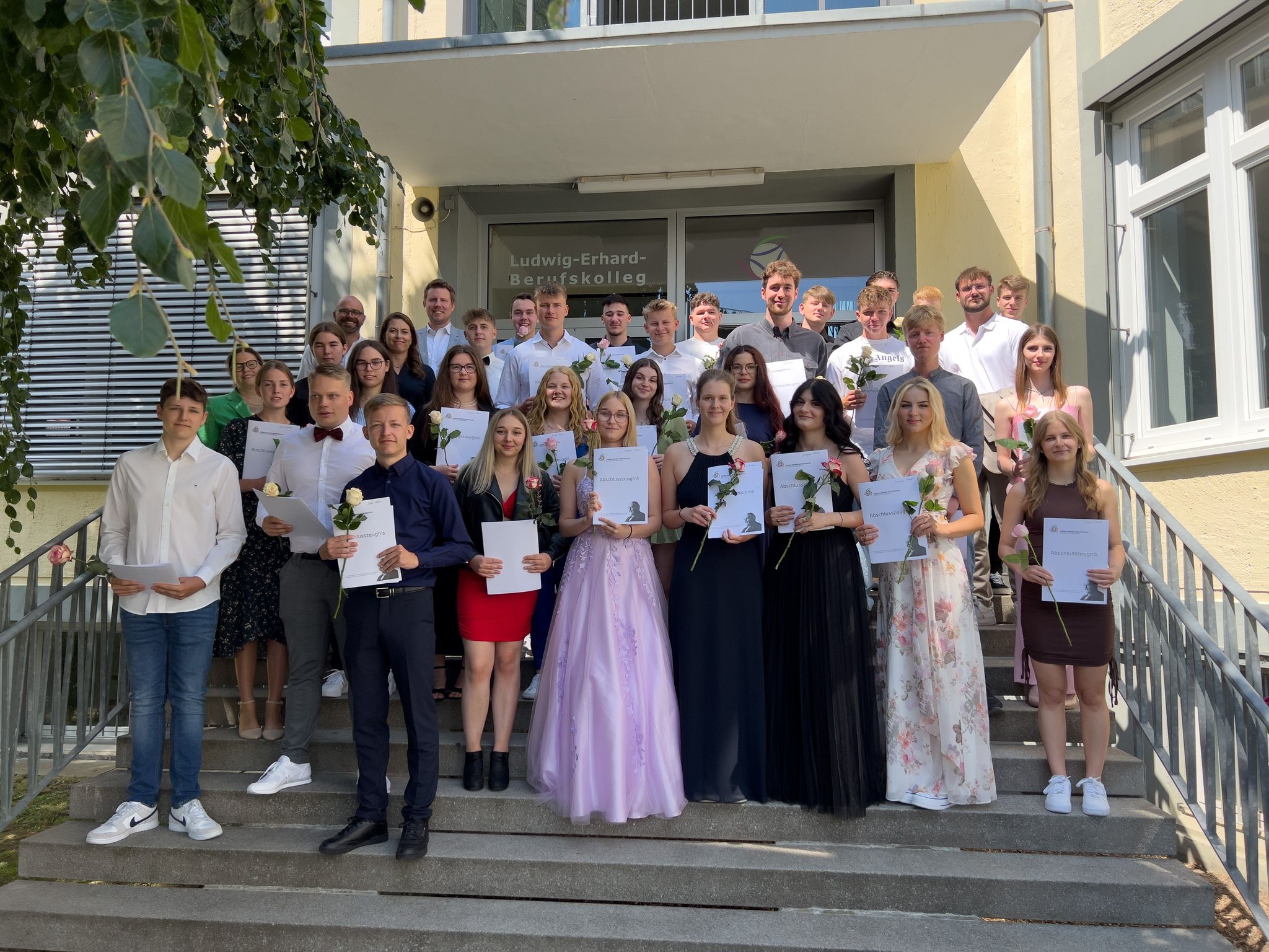 Ludwig-Erhard-Berufskolleg verabschiedet Absolventen in Paderborn und Büren