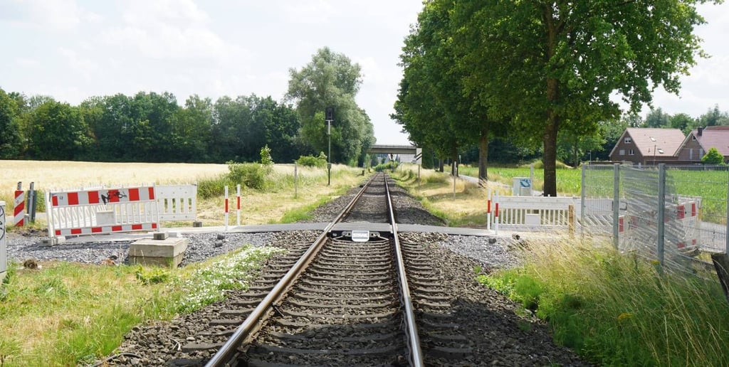 Endlich Bewegung beim Bahnübergang