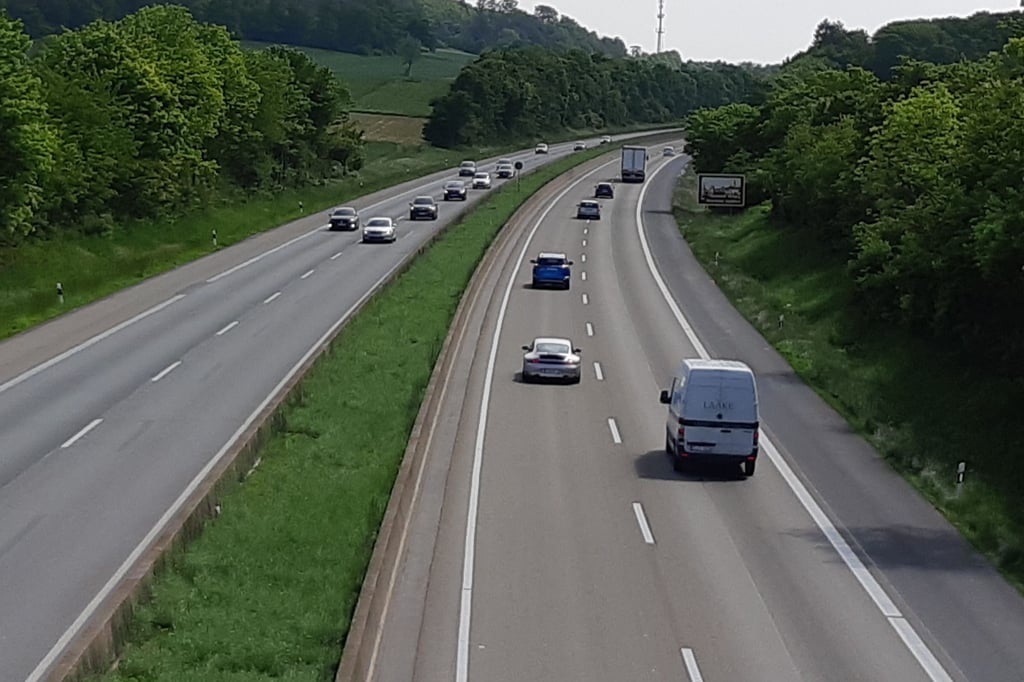 Stau bei Warburg droht: Auf der A44 Richtung Kassel wird es eng