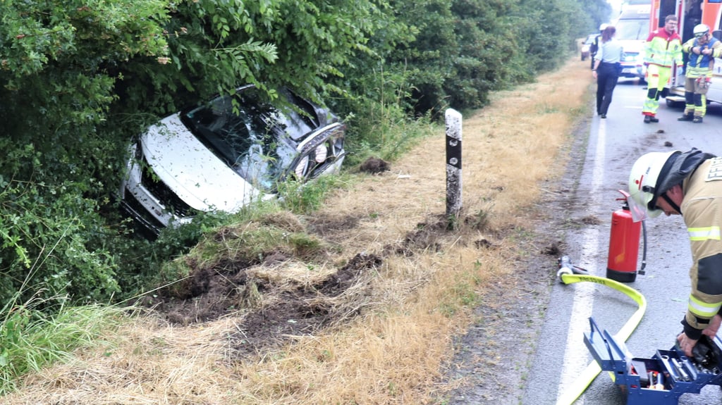 Warburg: Mutter und Sohn schleudern an der B7 in den Graben
