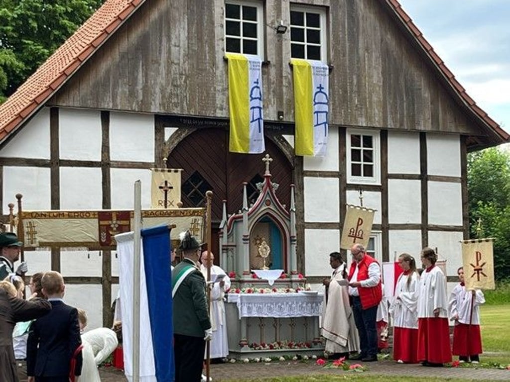 Katholiken in Schloß Holte-Stukenbrock feiern