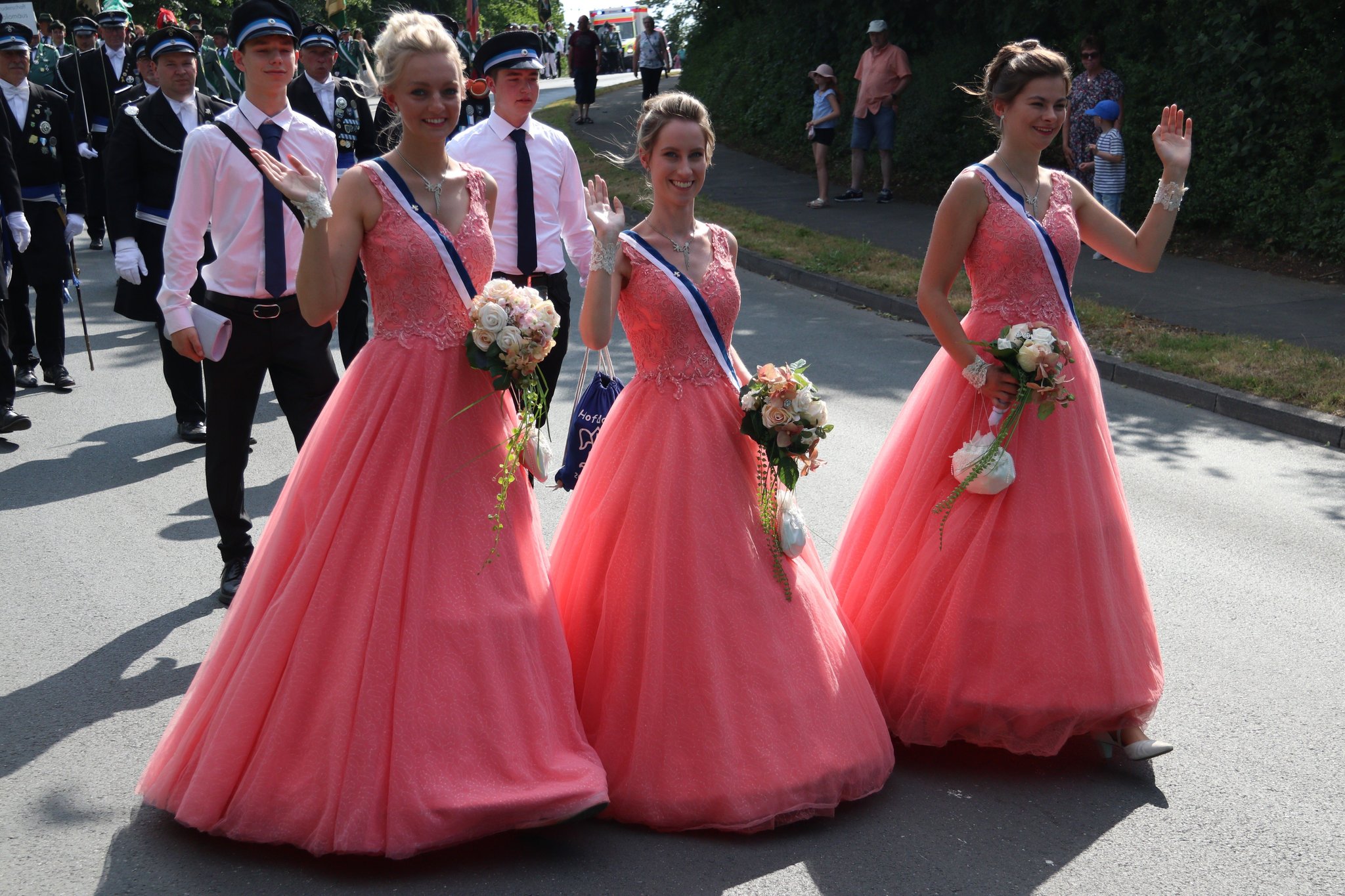 Fotos vom Bezirksschützenfest Bödexen: Alle Kleider, alle Majestäten ...