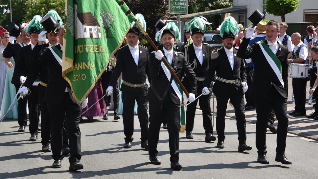 Ball der Könige in Höxter: 800 Königspaare und Schützen im Festumzug