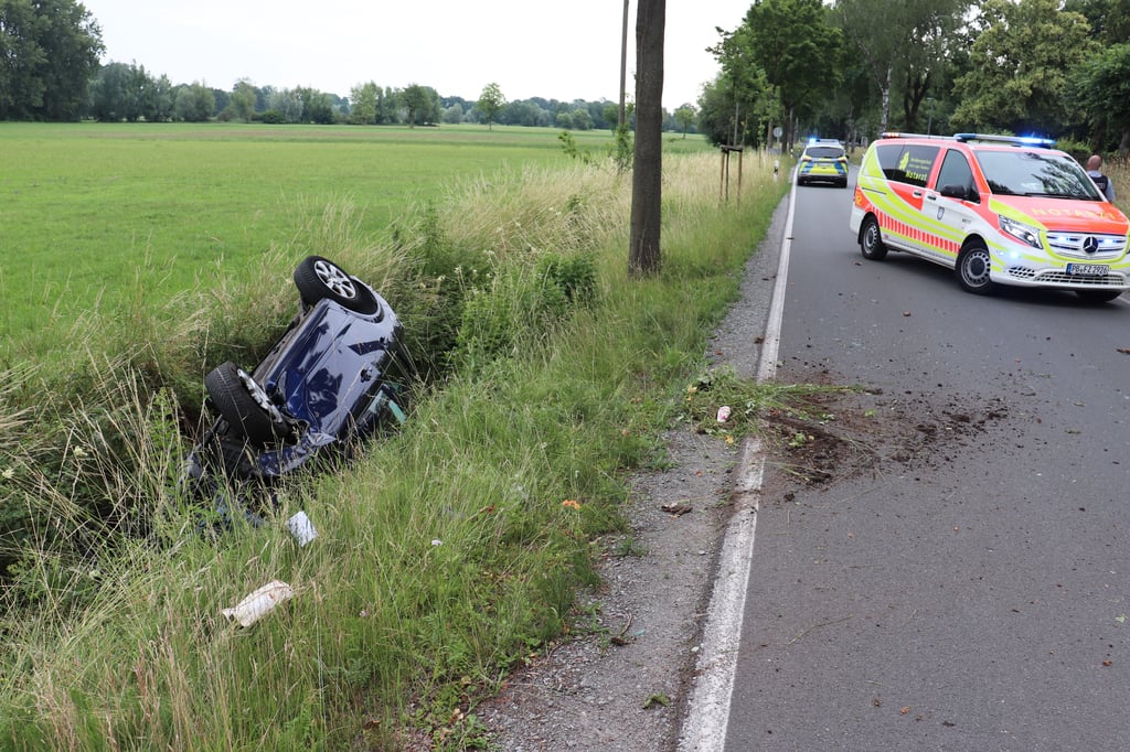 Opel landet in Salzkotten nach Überschlag im Graben