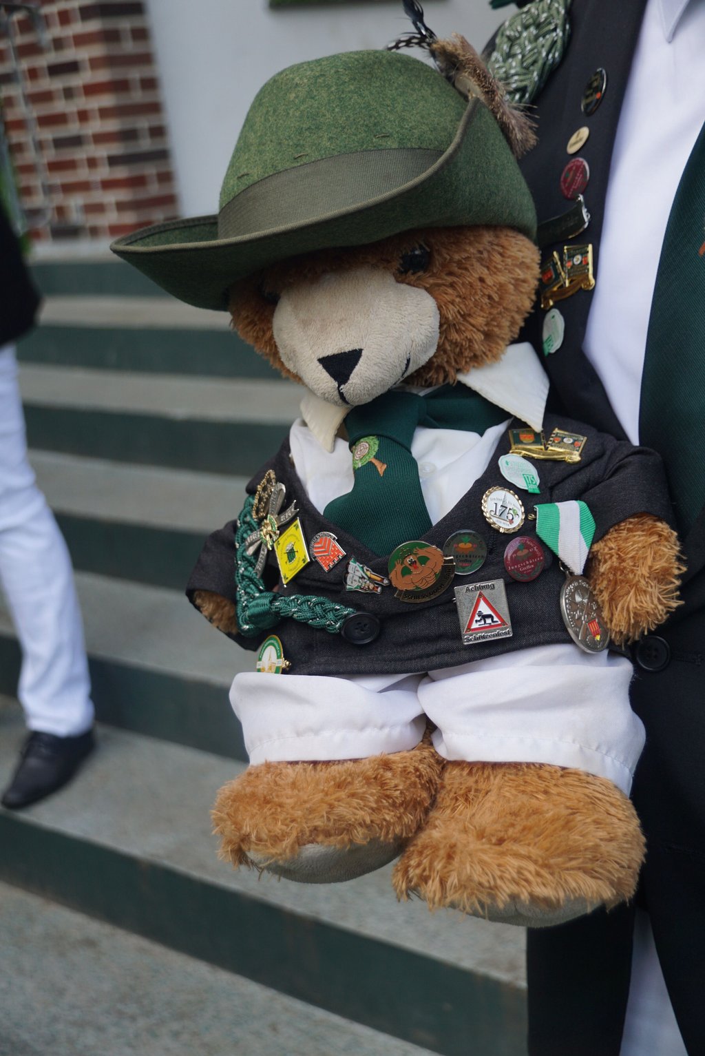 Maskottchen „Johnny“ feiert immer mit