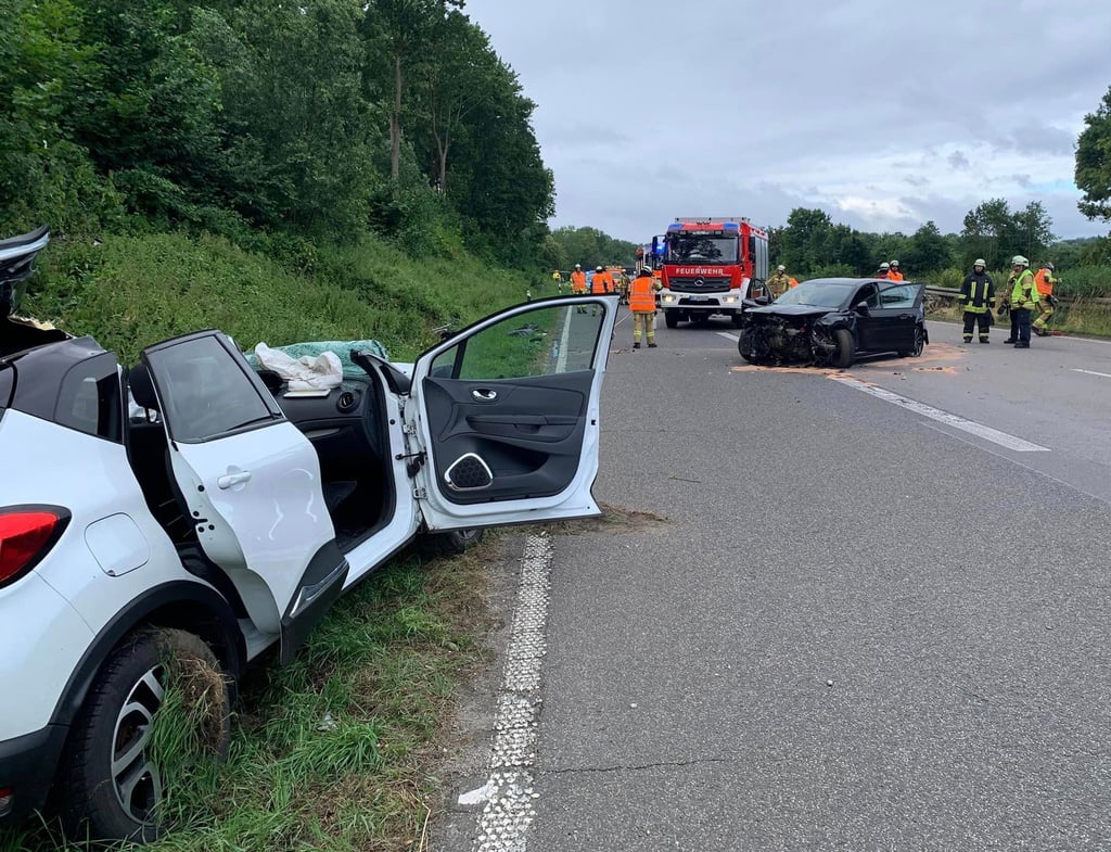 Zwei Unfälle mit Vollsperrung auf A44: Drei Schwerverletzte