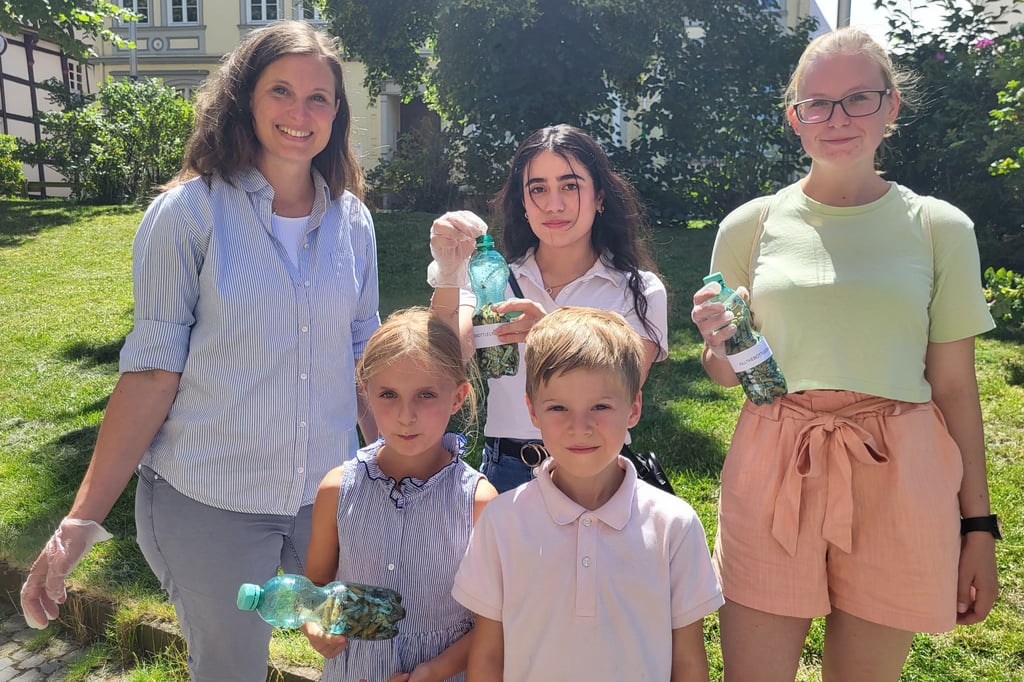 Warburg: Zigarettenstummel wandern in die Flasche