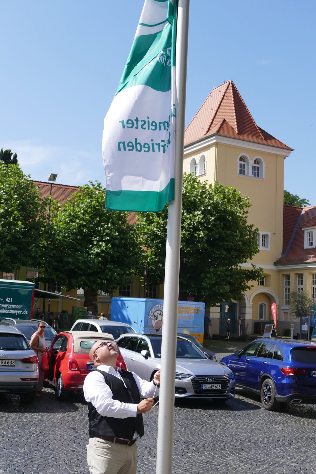 Herford und Hiddenhausen: Friedensfahnen vor Rathaus